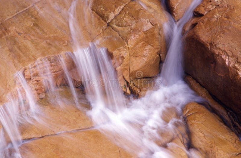 Stromend Water Op Rode Rotsen Stock Foto - Image of vernieuwen, ontspan ...