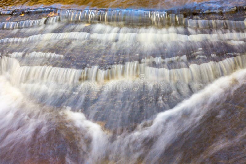 Stromend water stock afbeelding. Image of turkoois, water - 32962437