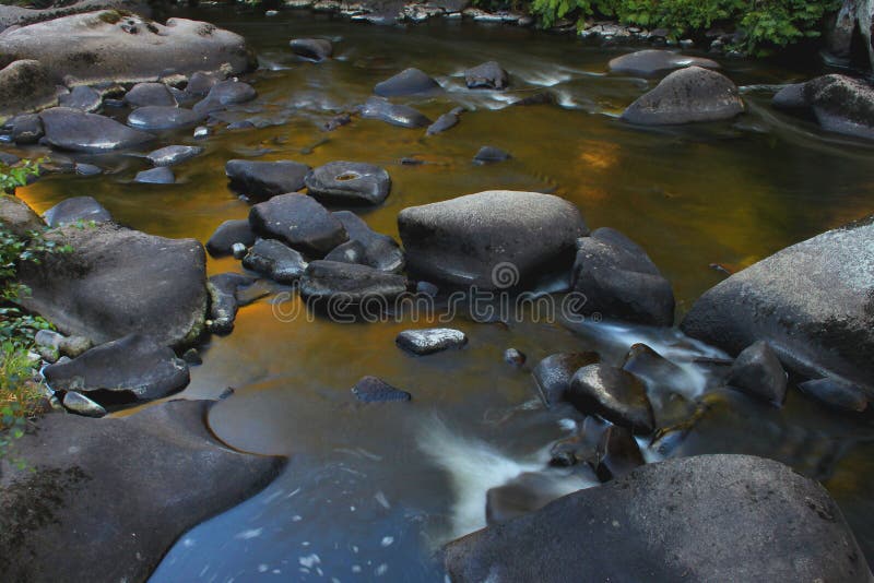 Stromend Water Over Rotsen En Keien Stock Afbeelding - Image of ...