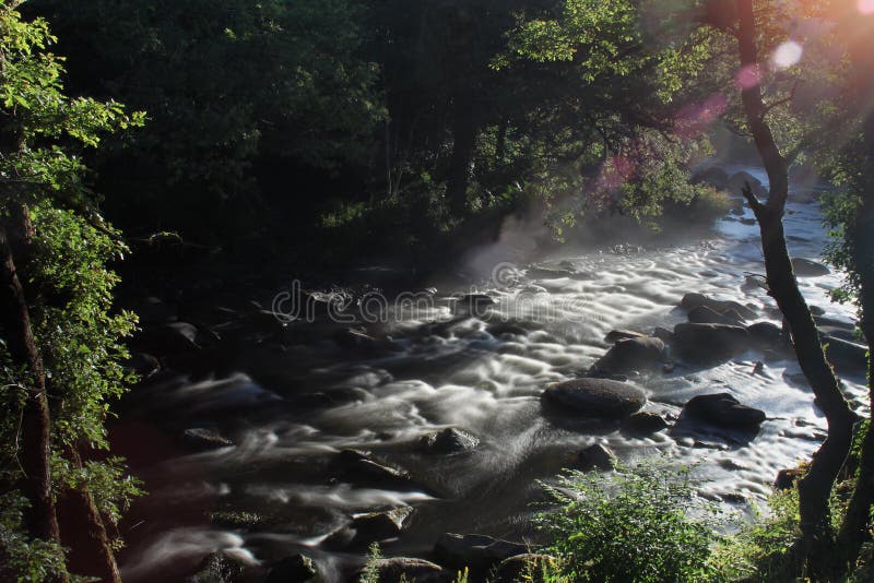 Stromend Water Over Rotsen En Keien Stock Afbeelding - Image of ...