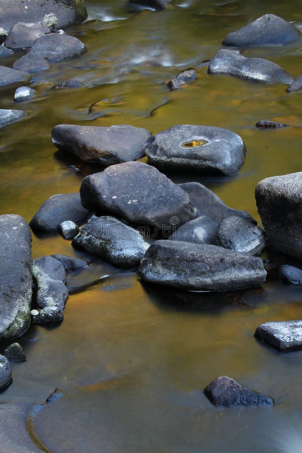 Stromend Water Over Rotsen En Keien Stock Afbeelding - Image of ...