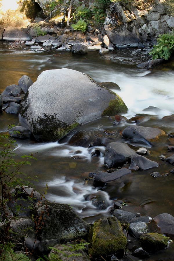 Stromend Water Over Rotsen En Keien Stock Afbeelding - Image of nave ...