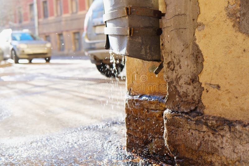 Oude Stromende Rioolbuis in Keuken of Badkamers Stock Foto - Image of ...