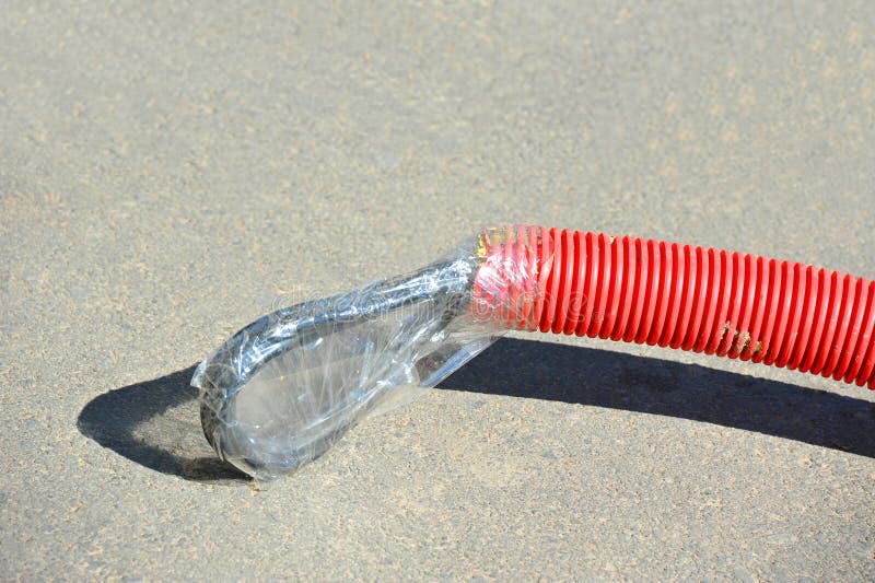 Netzkabel in PVC-Rohren stockfoto. Bild von seilzug - 157147402