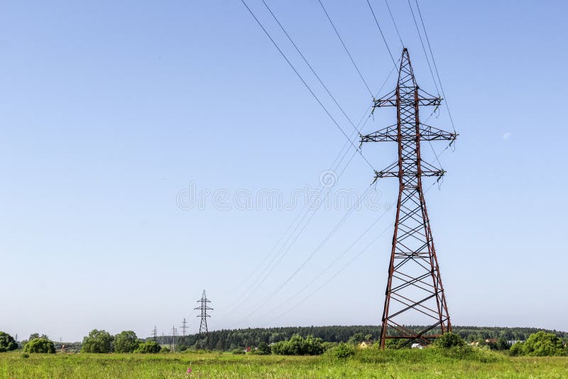 Stromleitung Hochspannung Gegen Den Blauen Himmel Stockbild - Bild von ...