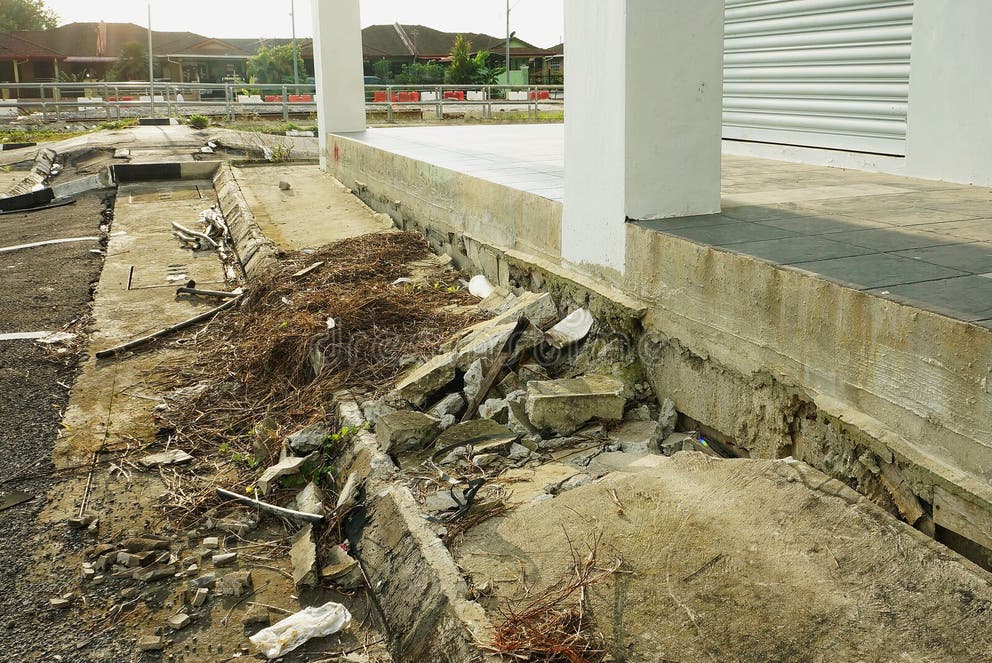 Structure Cracked and Collapsed - Foundation Problems Stock Image ...