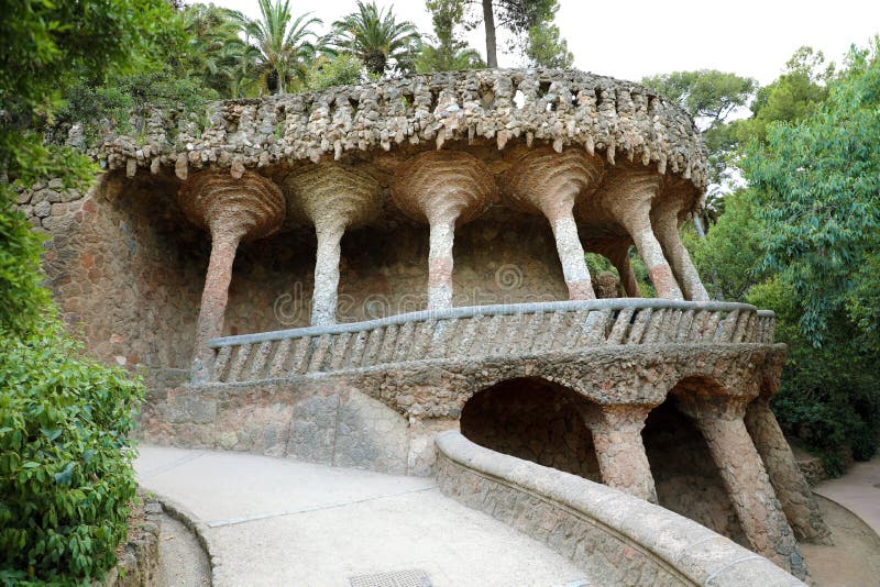 Structure En Pierre De Passage Couvert En Parc Guell, Barcelone ...