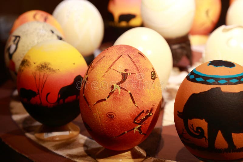 Struisvogel met eieren stock afbeelding. Image of looppas - 20317995