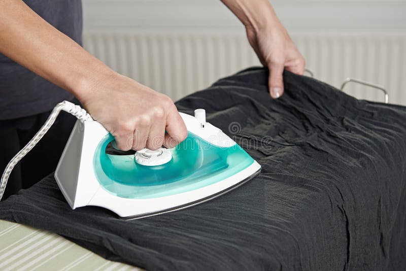 Stryka kläder fotografering för bildbyråer. Bild av upphettad - 33922535