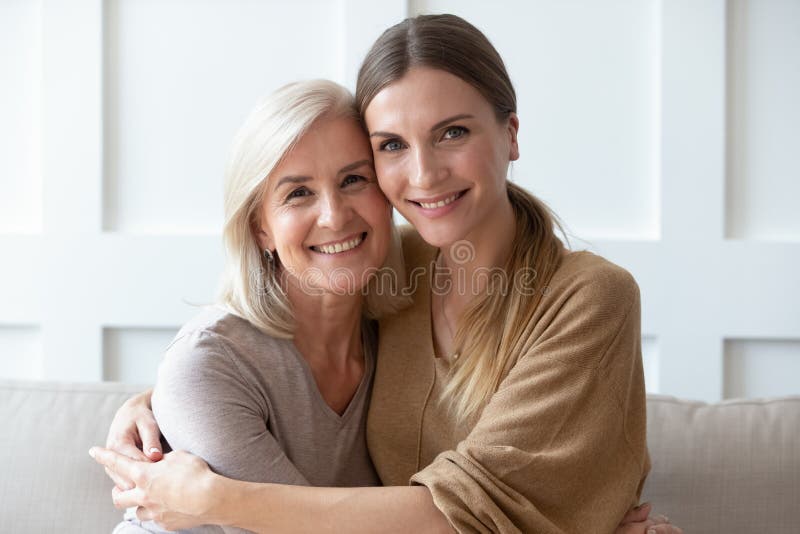 Strålbild Av Mogen Mamma Och Vuxen Dotter Som Utgör Fotografering För