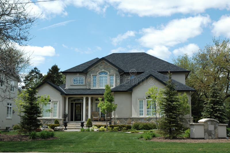 Stuck-u. Stein-Haus stockfoto. Bild von rasen, strauch - 925914