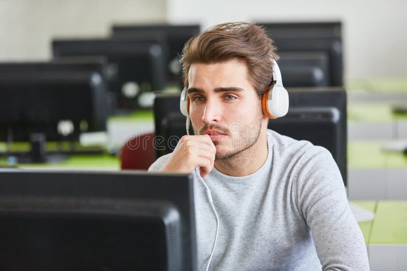 Student Als Programmeur Met Computer Stock Foto - Image of idee, nerd ...