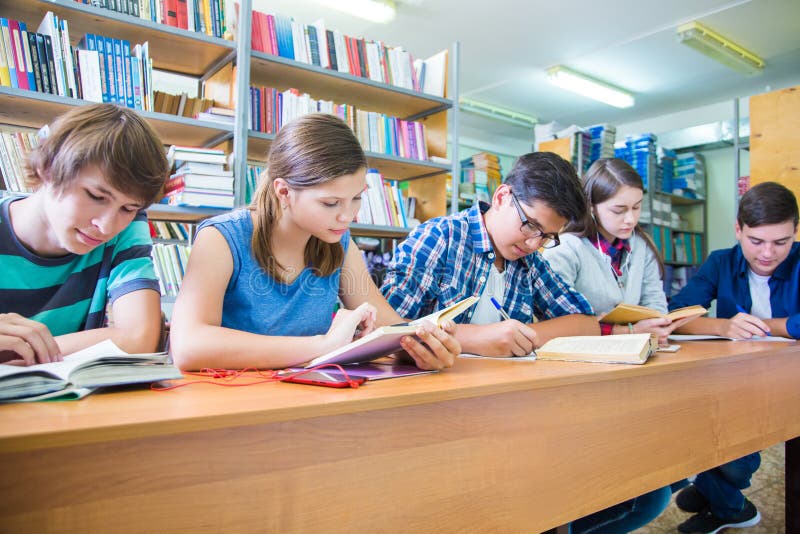 Student in der Bibliothek stockbild. Bild von gruppe - 66340587