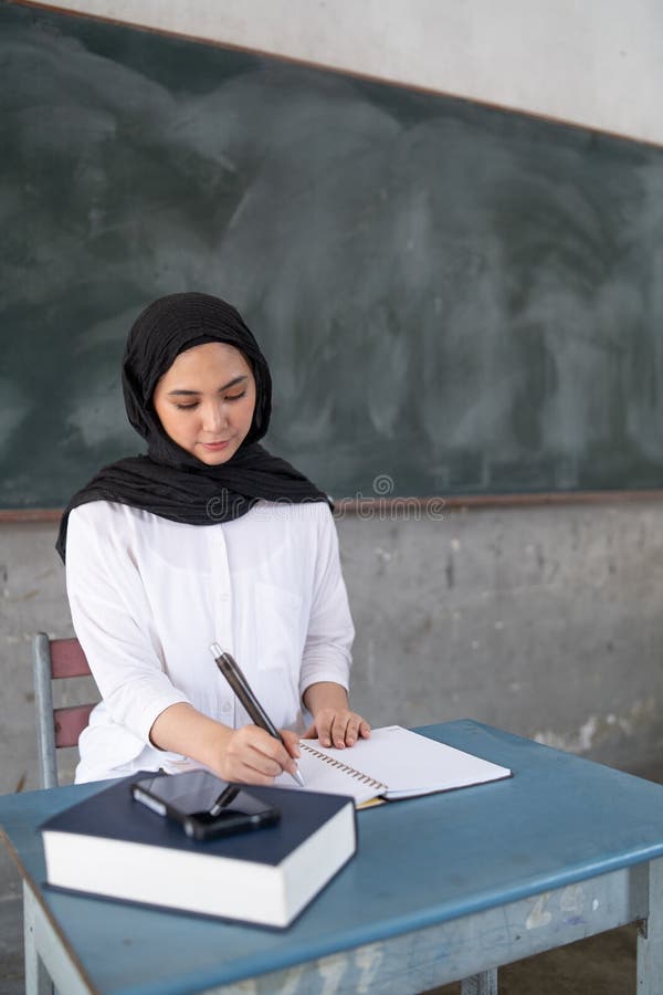 Student is Learing Someting Stock Photo - Image of mobile, learning ...