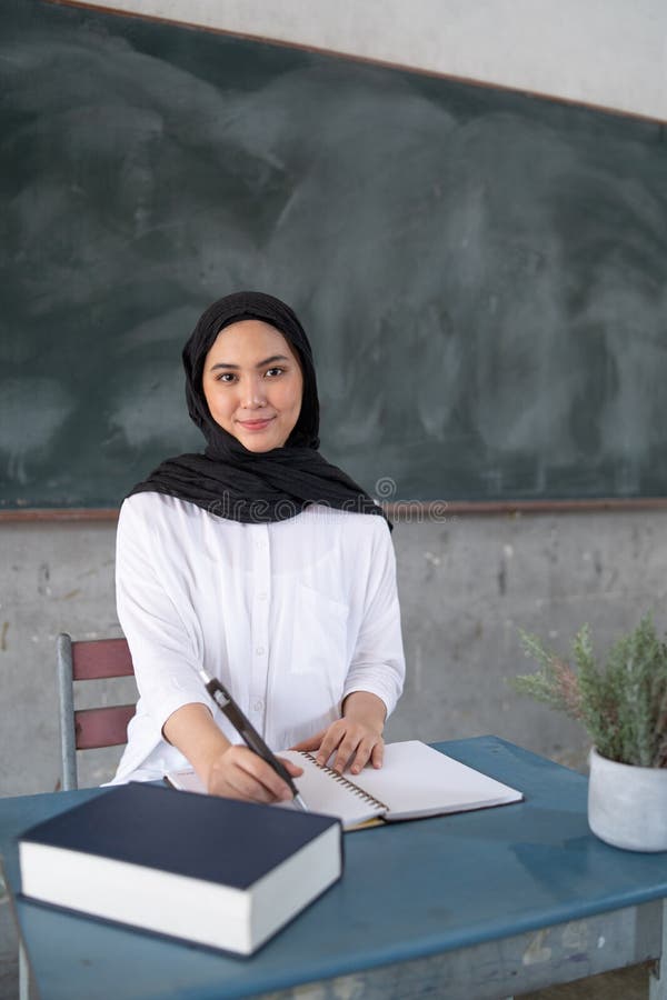 Student is Learing Someting Stock Image - Image of lifestyle, studying ...