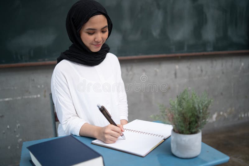 Student Studying in a Class Room Stock Image - Image of reading, online ...