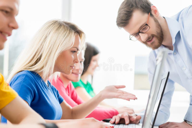 Studenten an Der Informatik- Und Programmierungslektion Stockfoto ...