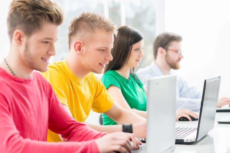 Studenten an Der Informatik- Und Programmierungslektion Stockfoto ...