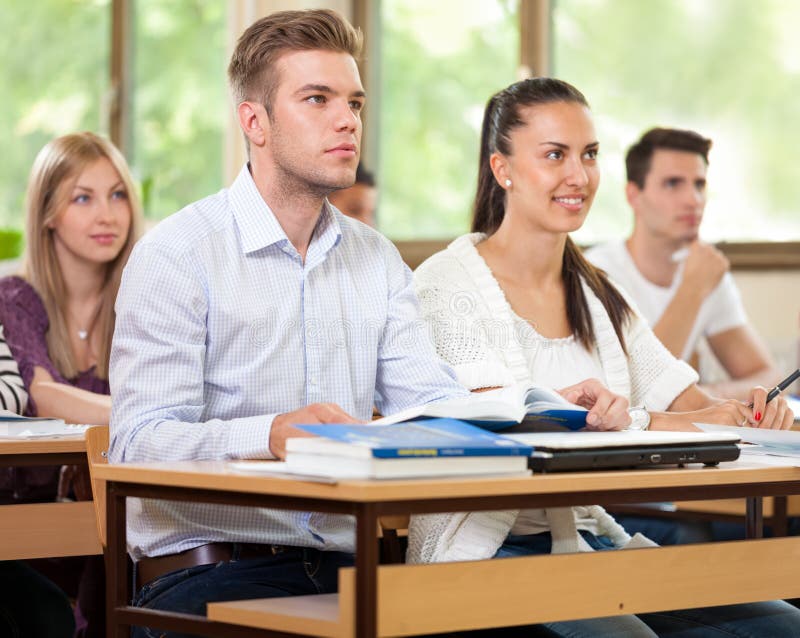 Studenten in Der Klasse, Die Fragen Stellt Stockbild - Bild von leute ...