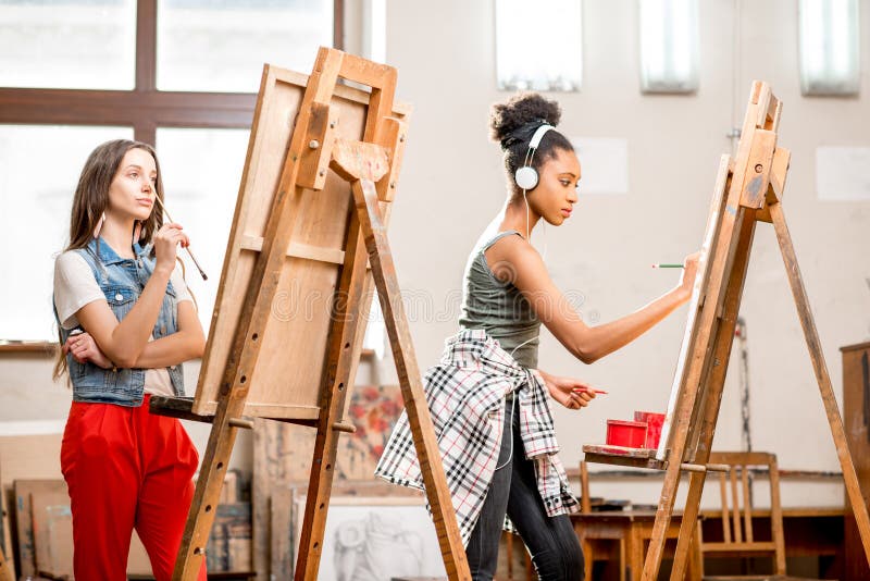 Creatieve Studenten Bij De Het Schilderen Studio Stock Afbeelding ...