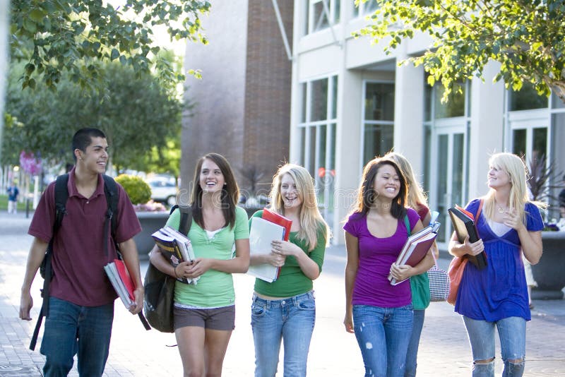 Studenten Die Boeken Dragen Stock Foto - Image of vrolijk, vreugde: 7558580