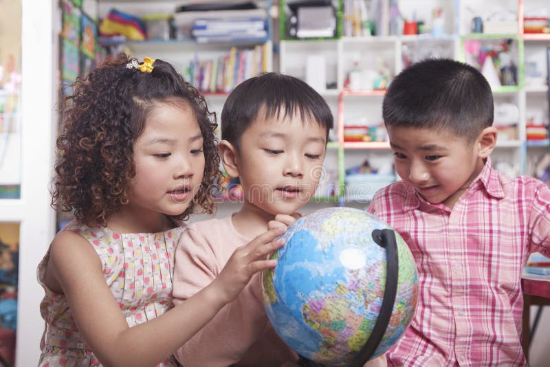 Studenten, Die Eine Kugel Betrachten Stockfoto - Bild von gefärbt ...