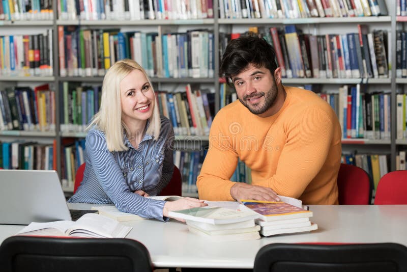 Studenten, Die Einen Tablet-Computer in Einer Bibliothek Verwenden ...