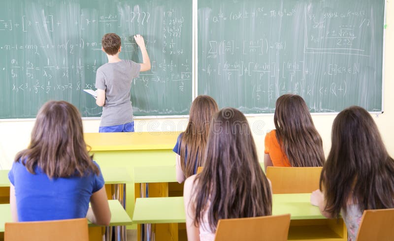 Studenten, Die Im Klassenzimmer Studieren Stockfoto - Bild von lektion ...