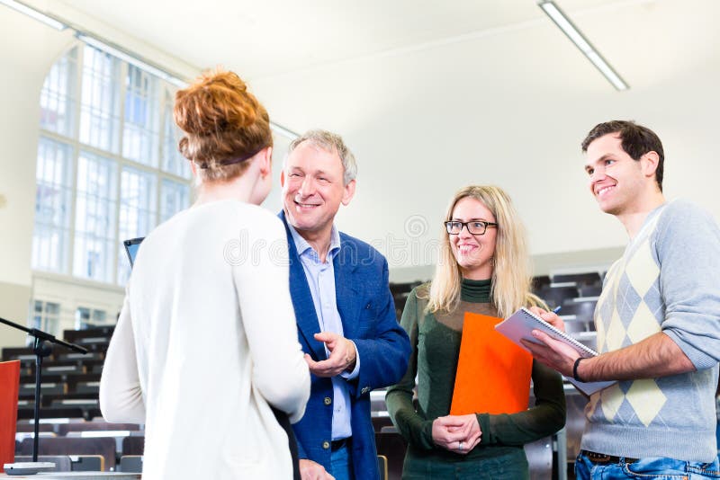 Studenten, Die Professor Im Collegeauditorium Fragen Stockfoto - Bild ...