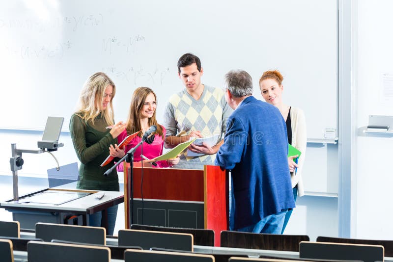 Studenten, Die Professor Im Collegeauditorium Fragen Stockfoto - Bild ...