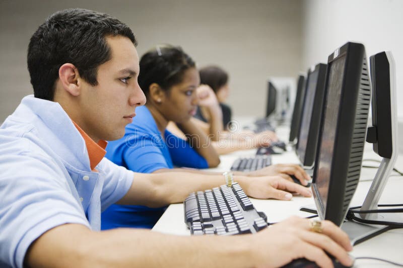 Studenten Im Highschool Computer-Labor Stockbild - Bild von schauen ...