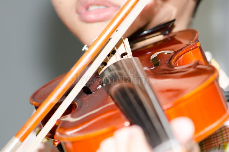Studentenpraktijk Die De Viool Speelt Stock Foto - Afbeelding bestaande ...