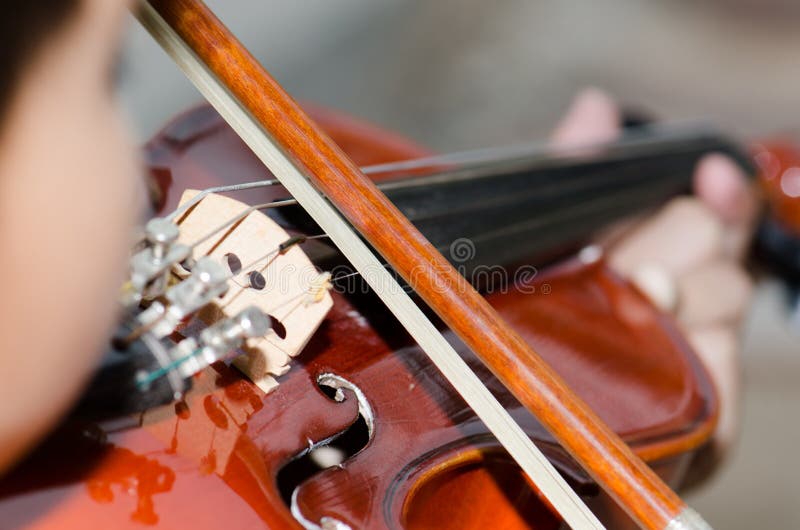 Studentenpraktijk Die De Viool Speelt Stock Foto - Image of mensen ...