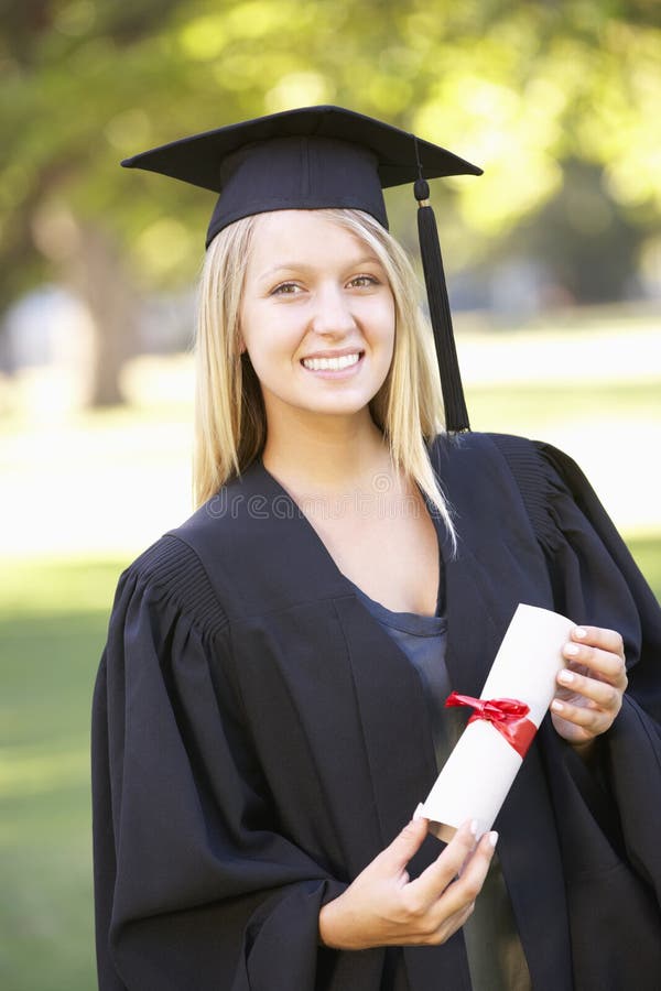 Studentessa Attending Graduation Ceremony Fotografia Stock - Immagine ...