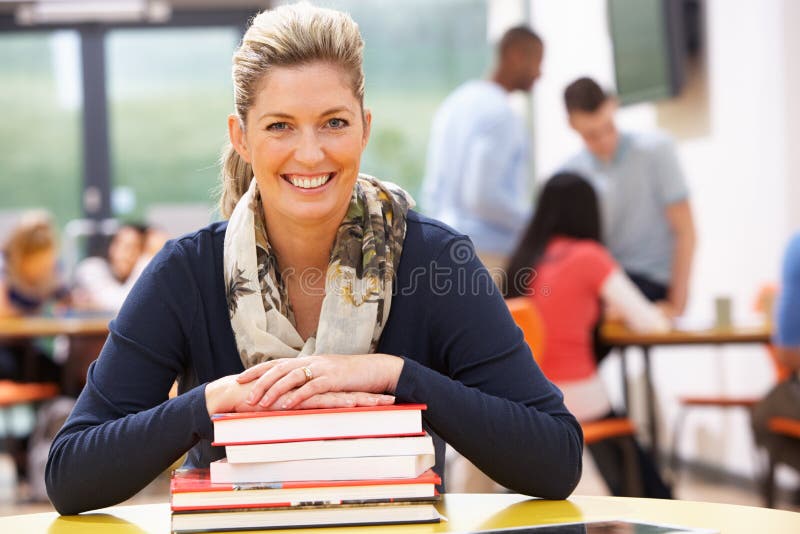 Studentessa Matura Studying in Classroom Con I Libri Immagine Stock ...
