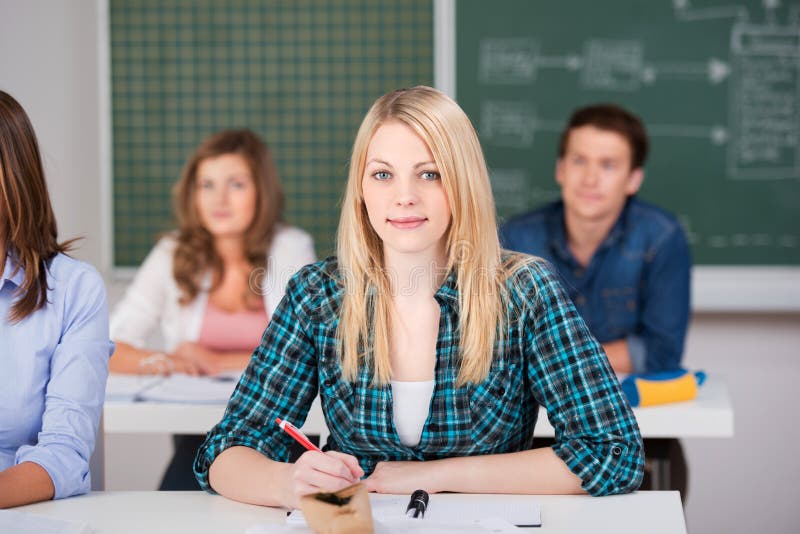 Studentessa Sitting with Classmates in Aula Fotografia Stock - Immagine ...