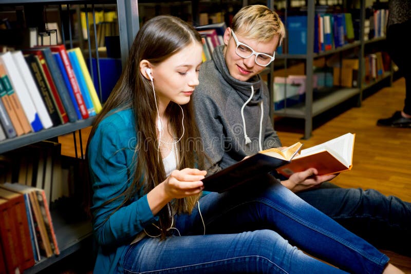 Studenti Di College in Biblioteca Immagine Stock - Immagine di ...