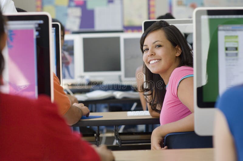 Studentin-with Classmates in-Computer-Labor Stockfoto - Bild von person ...