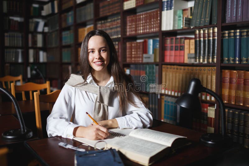 Studentin, Die in Der Bibliothek Studiert Stockbild - Bild von buch ...