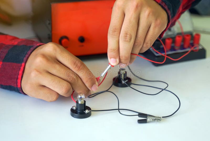 Students Experiment with Simple Electronic Circuits. Principles of ... Students Experiment with Simple Electronic Circuits. Principles of ...