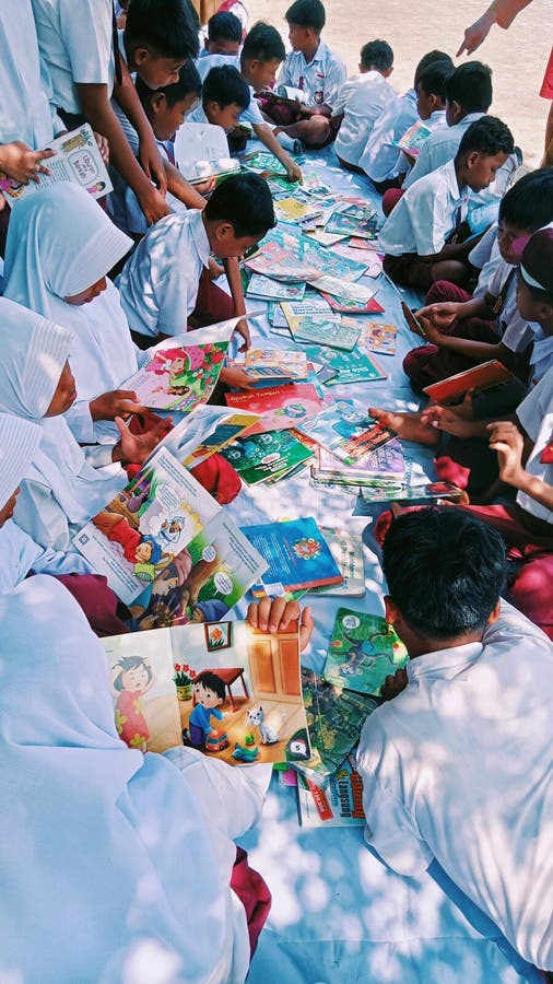 Students Reading Books Under Tree Editorial Stock Image - Image of ...