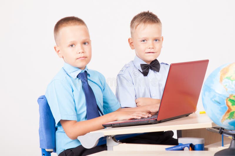 Studi Sui Ragazzi Del Computer Due Alla Scuola Fotografia Stock ...
