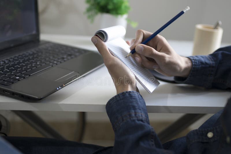 Uomo Che Studia E Lavora Al Computer Immagine Stock - Immagine di libro ...