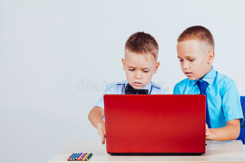 Studi Sui Ragazzi Del Computer Due Alla Scuola Immagine Stock ...