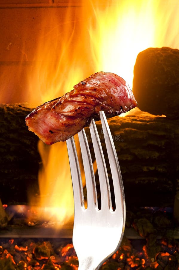 Stuk van vlees op vork stock afbeelding. Image of grillen - 31579829