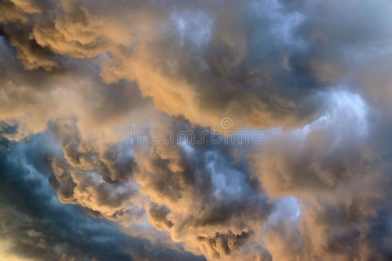 Stunning and Dramatic Cloud Formations during a Thunderstorm Over ...