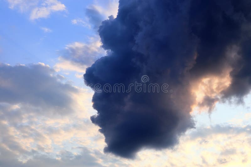 Stunning and Dramatic Cloud Formations during a Thunderstorm Over ...