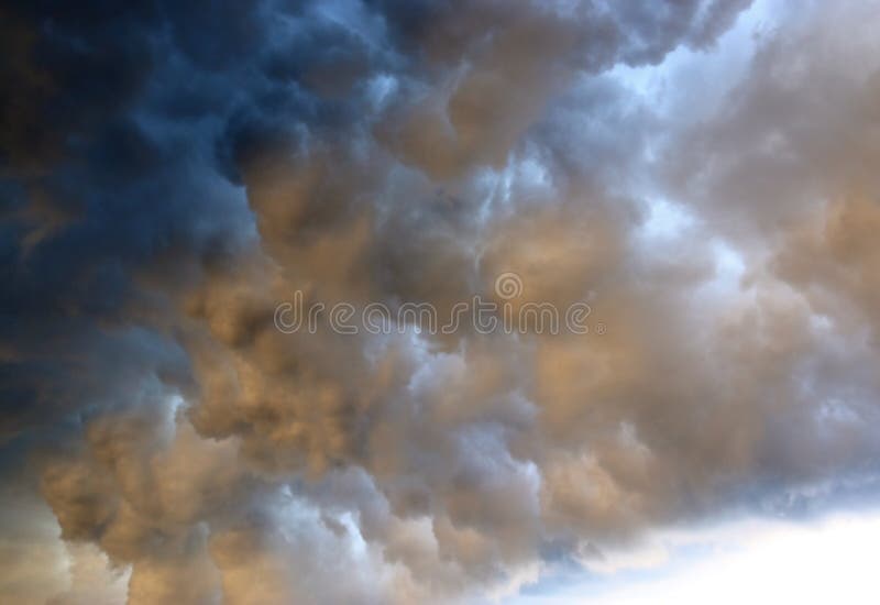 Stunning and Dramatic Cloud Formations during a Thunderstorm Over ...