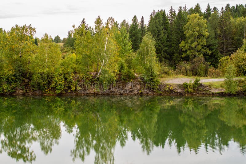 Stunning Photo of Fall Foliage Reflected on a Lake with a Glass Like ...