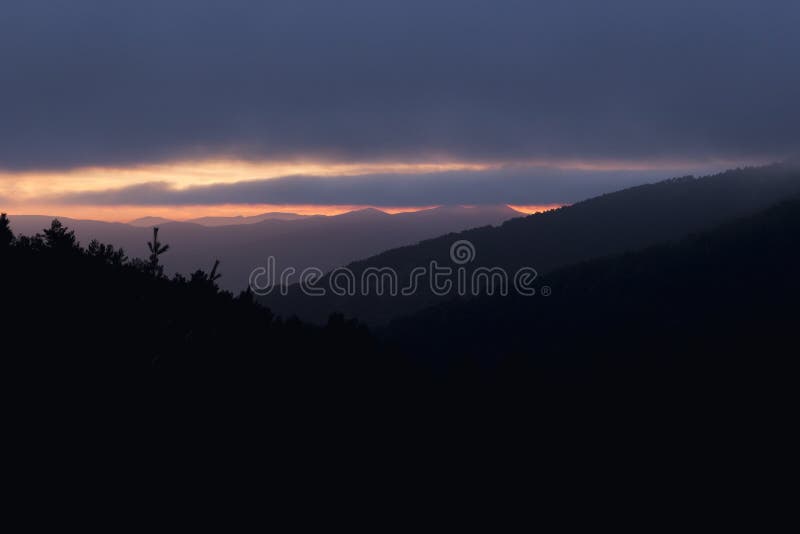 Stunning Sunset between Mountains Stock Image - Image of park, majestic ...